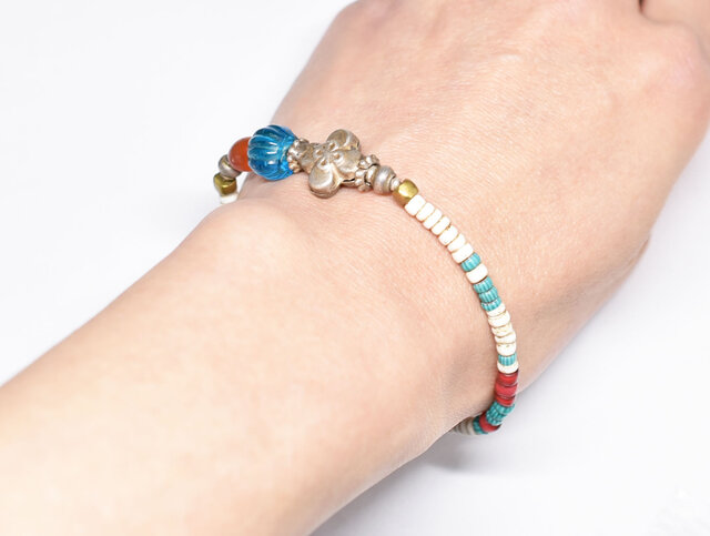 oldヒマーチャルシルバー、oldブルー蜜柑玉とミゾーラムカーネリアン、ヴェネチアビーズ、oldコインチャームンのブレス | iichi 日々の暮らしを心地よくするハンドメイドやアンティークの ...