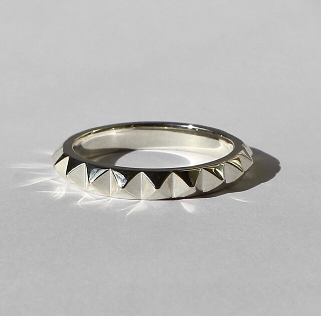 Pyramid Stud Ring (Width 3mm) / SV925 | iichi 日々の暮らしを心地よくするハンドメイドやアンティークのマーケットプレイス