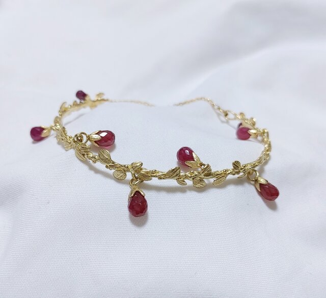 ＊ご提案＊ 赤い木の実のバングル k18 | iichi 日々の暮らしを心地よくするハンドメイドやアンティークのマーケットプレイス