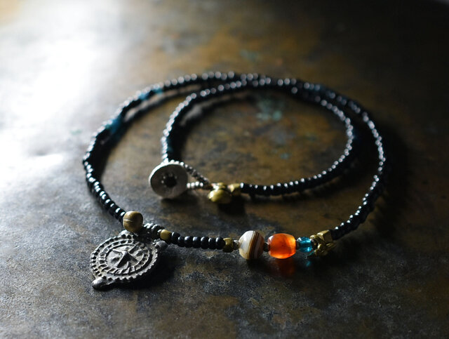 インドメタルトップと漆黒＆インディゴブルービーズ、古代瑪瑙、ミゾーラムカーネリアン、oldオリッサブラスの華奢なネックレス | iichi 日々の暮らしを心地よくするハンドメイドやアンティーク ...