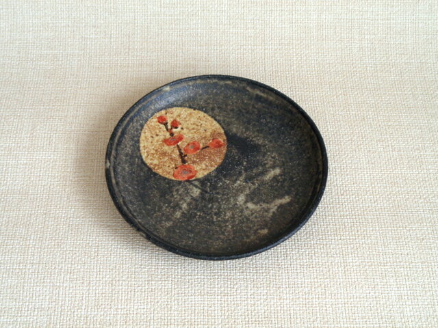 皿（金銀彩紅梅c） | iichi 日々の暮らしを心地よくするハンドメイドやアンティークのマーケットプレイス