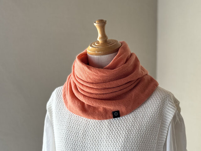 温度を纏う。純カシミヤねじりスヌード [Basic Design]Lオレンジ | iichi 日々の暮らしを心地よくするハンドメイドやアンティークのマーケットプレイス
