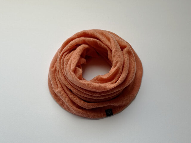 温度を纏う。純カシミヤねじりスヌード [Basic Design]Lオレンジ | iichi 日々の暮らしを心地よくするハンドメイドやアンティークのマーケットプレイス