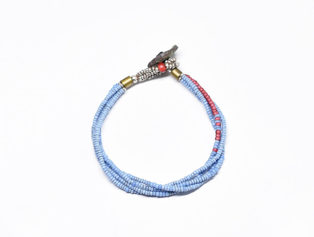 「Y様専用」アンティークゼニスブルーシードビーズ、金赤ホワイトハーツの4連ブレス（oldコイン留め金） | iichi 日々の暮らしを心地よくするハンドメイドやアンティークのマーケットプレイス