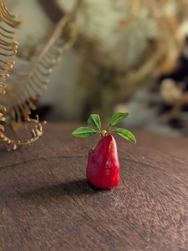 小さな小さなサンタクロース 5（ヤドリギ） | iichi 日々の暮らしを心地よくするハンドメイドやアンティークのマーケットプレイス