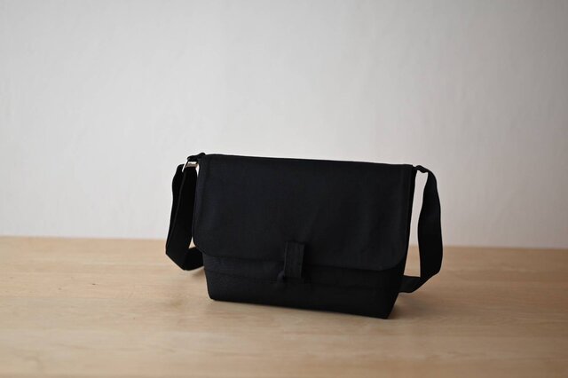 だれでもショルダーバッグ B5 横型 帆布 | iichi 日々の暮らしを心地よくするハンドメイドやアンティークのマーケットプレイス