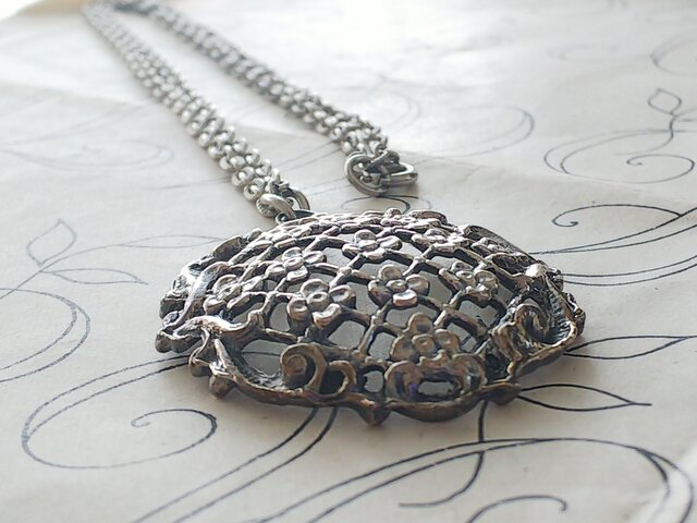 ヴィンテージ Flower格子Pattern アンティークSilver クラシカルネックレス | iichi 日々の暮らしを心地よくするハンドメイドやアンティークのマーケットプレイス