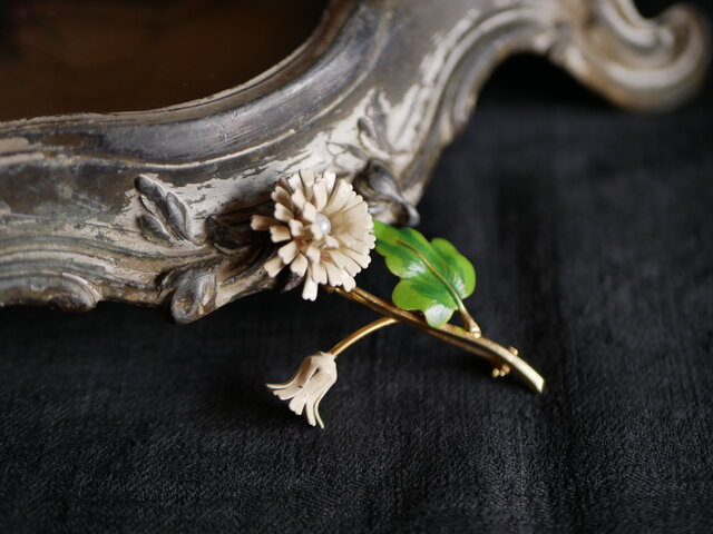 白い花 ヴィンテージブローチ ブロカントのある暮らし | iichi 日々の暮らしを心地よくするハンドメイドやアンティークのマーケットプレイス