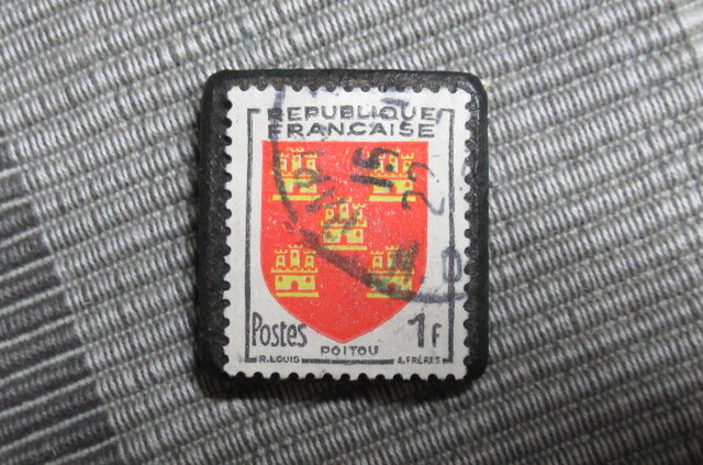 アップサイクル フランス 紋章切手ブローチ10277 | iichi 日々の暮らしを心地よくするハンドメイドやアンティークのマーケットプレイス