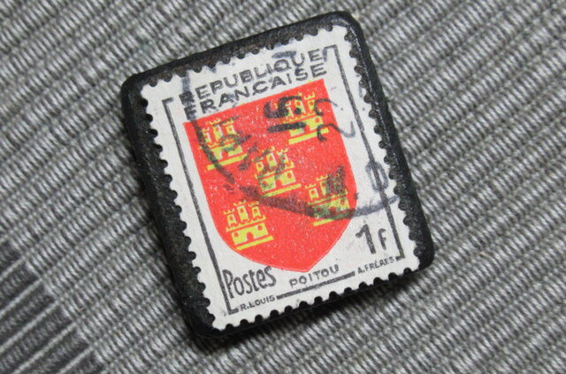 アップサイクル フランス 紋章切手ブローチ10277 | iichi 日々の暮らしを心地よくするハンドメイドやアンティークのマーケットプレイス