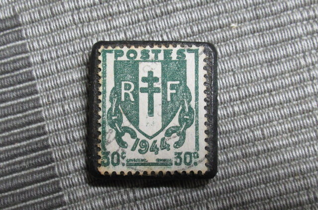 アップサイクル フランス 紋章切手ブローチ10281 | iichi 日々の暮らしを心地よくするハンドメイドやアンティークのマーケットプレイス