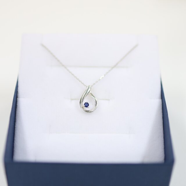 王女の涙 Pt900ネックレス サファイア | iichi 日々の暮らしを心地よくするハンドメイドやアンティークのマーケットプレイス