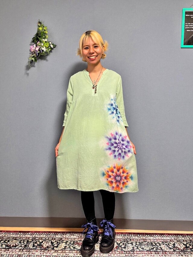 タイダイ染め チュニック ワンピース 薄萌葱色 （うすもえぎいろ）に3連の可憐な花 HD22-97 | iichi 日々の暮らしを心地よくするハンドメイドやアンティークのマーケットプレイス