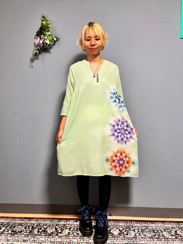 タイダイ染め チュニック ワンピース 薄萌葱色 （うすもえぎいろ）に3連の可憐な花 HD22-97 | iichi 日々の暮らしを心地よくするハンドメイドやアンティークのマーケットプレイス
