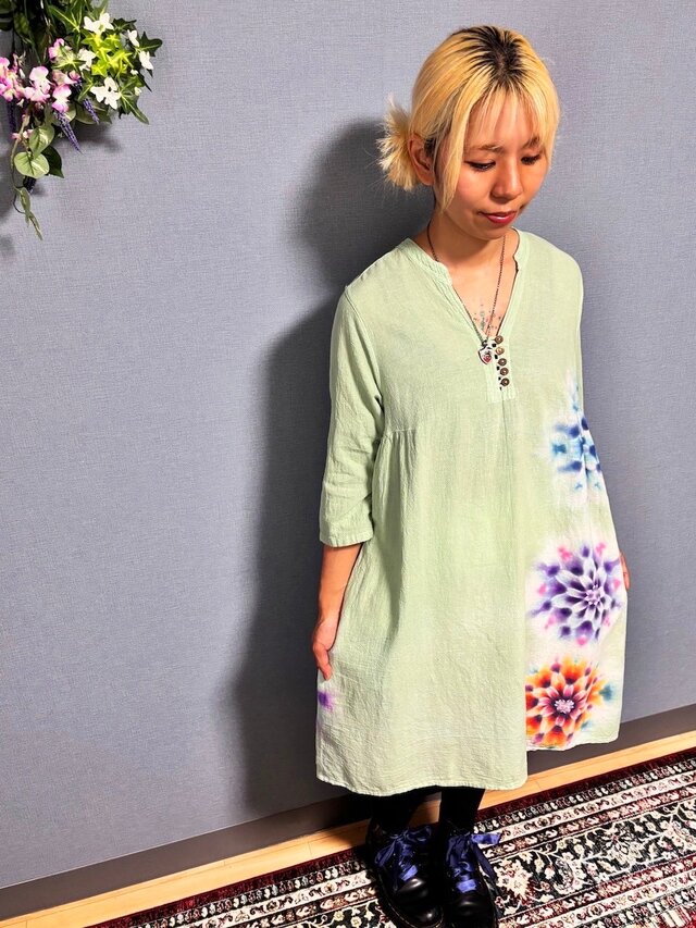 タイダイ染め チュニック ワンピース 薄萌葱色 （うすもえぎいろ）に3連の可憐な花 HD22-97 | iichi 日々の暮らしを心地よくするハンドメイドやアンティークのマーケットプレイス