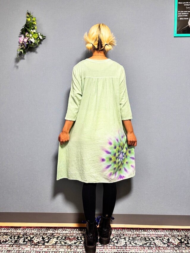 タイダイ染め チュニック ワンピース 薄萌葱色 （うすもえぎいろ）に3連の可憐な花 HD22-97 | iichi 日々の暮らしを心地よくするハンドメイドやアンティークのマーケットプレイス