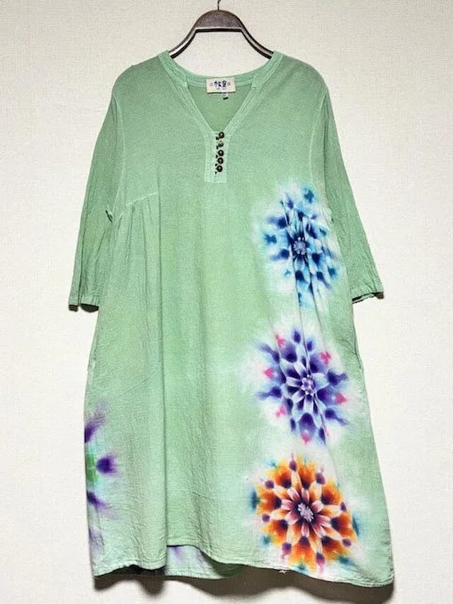 タイダイ染め チュニック ワンピース 薄萌葱色 （うすもえぎいろ）に3連の可憐な花 HD22-97 | iichi 日々の暮らしを心地よくするハンドメイドやアンティークのマーケットプレイス