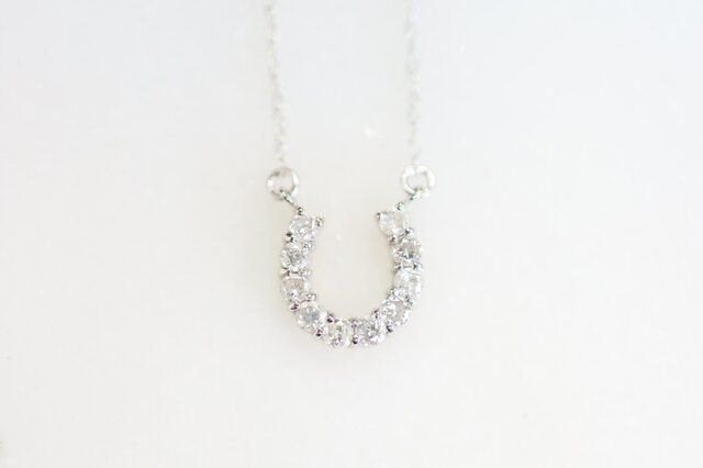 18kホワイトゴールドホースシューネックレス | iichi 日々の暮らしを心地よくするハンドメイドやアンティークのマーケットプレイス