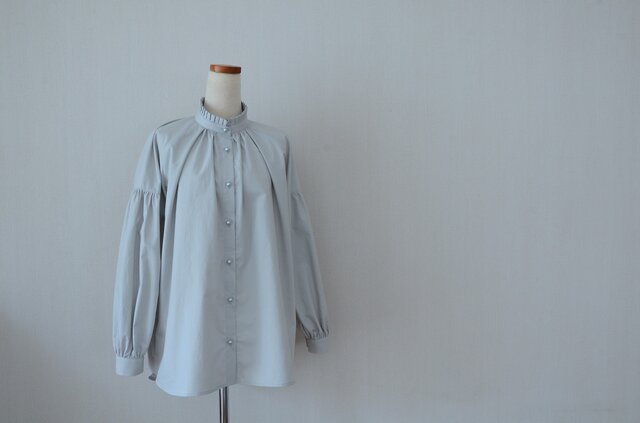 ピンタックえりのオーバーシャツ コットン ライトグレー | iichi 日々の暮らしを心地よくするハンドメイドやアンティークのマーケットプレイス