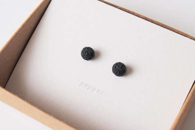 black pepper 黒胡椒 ピアス | iichi 日々の暮らしを心地よくするハンドメイドやアンティークのマーケットプレイス