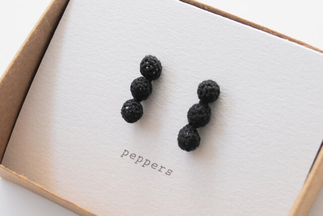black peppers 黒胡椒 ピアス | iichi 日々の暮らしを心地よくするハンドメイドやアンティークのマーケットプレイス