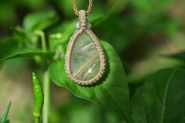 ドロップに金色ライン ゴールドルチルクォーツ マクラメネックレス1832 | iichi 日々の暮らしを心地よくするハンドメイドやアンティークのマーケットプレイス