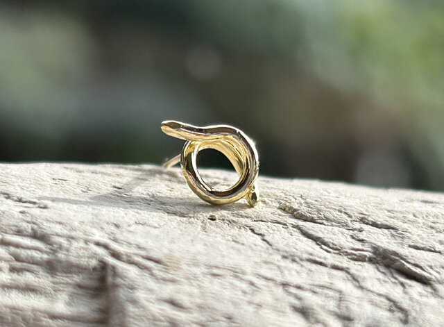 K18 蛇スタッドピアス 2025年干支 K18 Snake Stud（片耳分～） | iichi 日々の暮らしを心地よくするハンドメイドやアンティークのマーケットプレイス