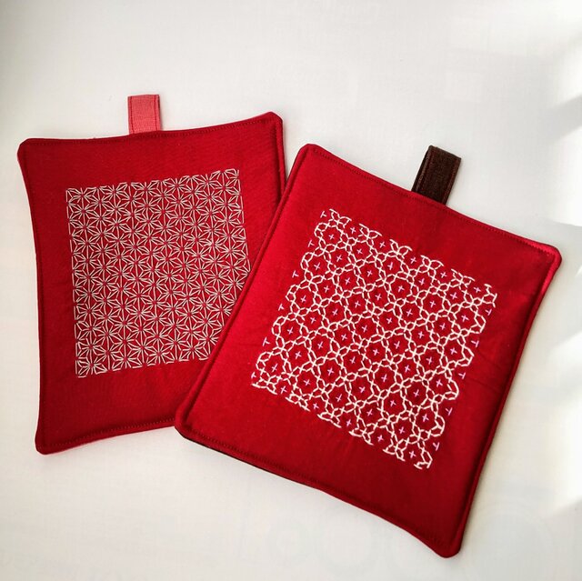 刺し子の鍋つかみ セット 赤&緑 No.1 | iichi 日々の暮らしを心地よくするハンドメイドやアンティークのマーケットプレイス