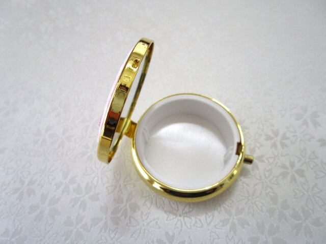 蓮の花の日本刺繍 絹のアクセサリーケース（ミラー付き） 間仕切りなし ★淡ピンク×ピンク | iichi 日々の暮らしを心地よくするハンドメイドやアンティークのマーケットプレイス