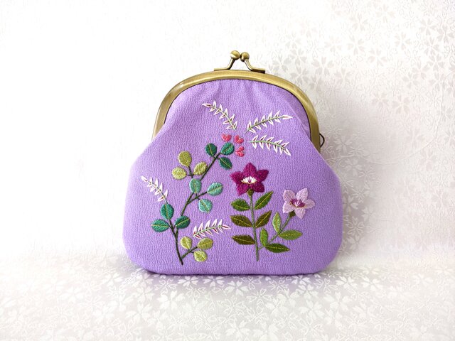 桔梗と萩デザインの日本刺繍 絹のがま口ポーチ・化粧ポーチ ★ラベンダー×紫 | iichi 日々の暮らしを心地よくするハンドメイドやアンティークのマーケットプレイス