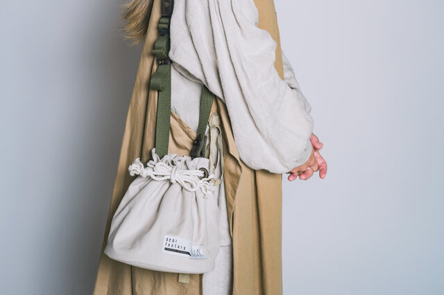 Personalカメラバック（オフホワイト）[受注生産] | iichi 日々の暮らしを心地よくするハンドメイドやアンティークのマーケットプレイス