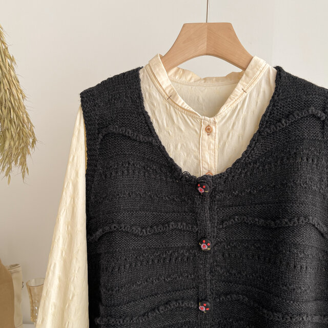 ★サンプルセール 1点のみ★ 003 手織りベスト 刺繍付きボタン ダークグレー | iichi 日々の暮らしを心地よくするハンドメイドやアンティークのマーケットプレイス