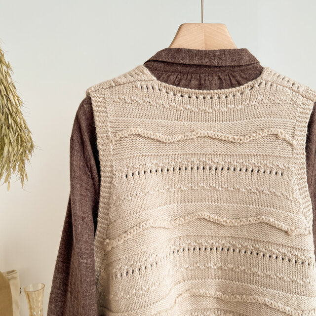 ★サンプルセール 1点のみ★ 004 手織りベスト 刺繍付きボタン ベージュ | iichi 日々の暮らしを心地よくするハンドメイドやアンティークのマーケットプレイス