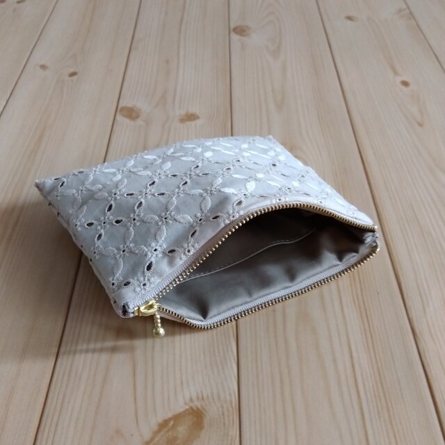 大きめティッシュポーチ 刺繍レース フラット 16cm 内ポケット ベージュ 958 | iichi 日々の暮らしを心地よくするハンドメイドやアンティークのマーケットプレイス