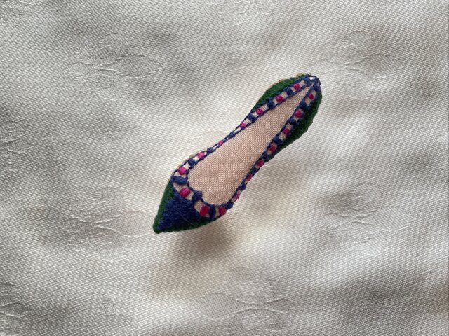 shoe shoe shoe刺繍ブローチNo.94 | iichi 日々の暮らしを心地よくするハンドメイドやアンティークのマーケットプレイス