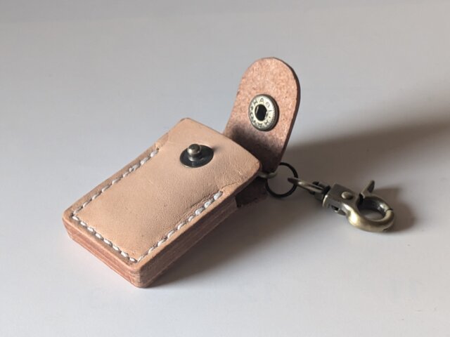 携帯用お薬入れ：生成 約W31xD15xH51（革部分）・95のコピー | iichi 日々の暮らしを心地よくするハンドメイドやアンティークのマーケットプレイス