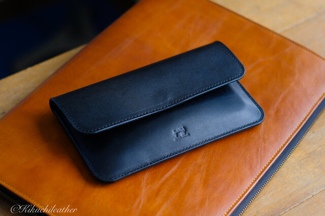 《RIVER》レザーフラップケース Large iPhone・スマホケース | iichi 日々の暮らしを心地よくするハンドメイドやアンティークのマーケットプレイス