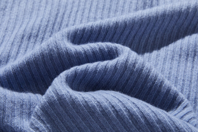 シンプルなのに、表情豊かな一枚 ウールニット タートルネック プルオーバー スカイテールブルー 241208-8 | iichi 日々の暮らしを心地よくするハンドメイドやアンティークの ...