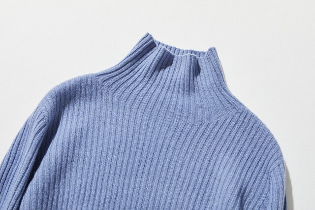 シンプルなのに、表情豊かな一枚 ウールニット タートルネック プルオーバー スカイテールブルー 241208-8 | iichi 日々の暮らしを心地よくするハンドメイドやアンティークの ...