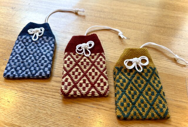 こぎん刺し 匂い袋（うろこ・赤） | iichi 日々の暮らしを心地よくするハンドメイドやアンティークのマーケットプレイス