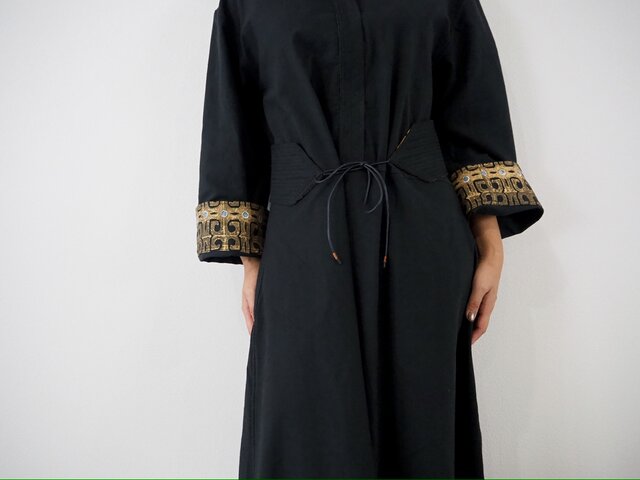 ブロックプリント/ 蛇柄/帯紐付き冬ワンピース《ブラック》 | iichi 日々の暮らしを心地よくするハンドメイドやアンティークのマーケットプレイス