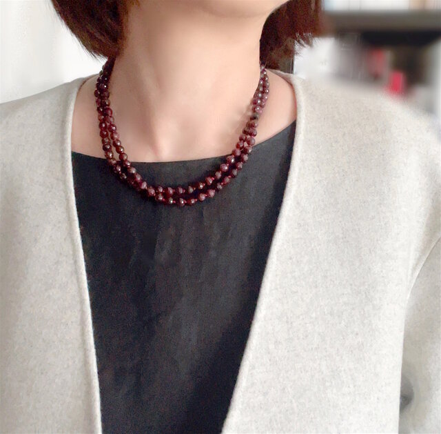 バーガンディーなザクロレッド 128面カット ガーネットのロングネックレス | iichi 日々の暮らしを心地よくするハンドメイドやアンティークのマーケットプレイス