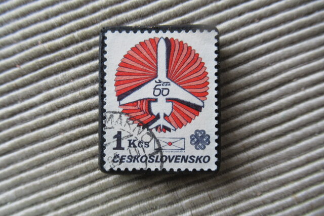 アップサイクル チェコスロバキア 切手ブローチ10316 | iichi 日々の暮らしを心地よくするハンドメイドやアンティークのマーケットプレイス