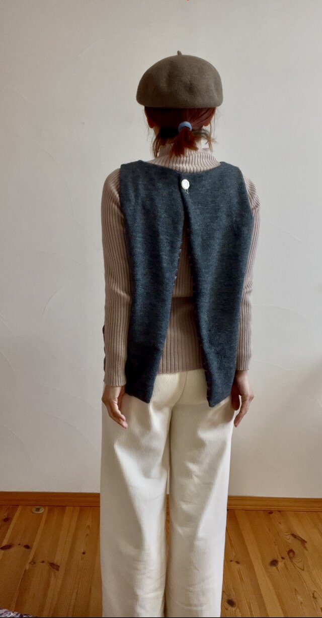 後ろボタンのウールベスト | iichi 日々の暮らしを心地よくするハンドメイドやアンティークのマーケットプレイス