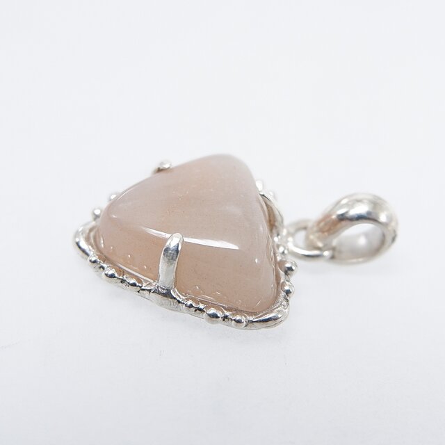 ～ホッとする優しい輝き～ ピンクベージュ・ムーンストーンの粒飾りペンダント 天然石アクセサリー 一点物 macari | iichi 日々の暮らしを心地よくするハンドメイドやアンティークの ...