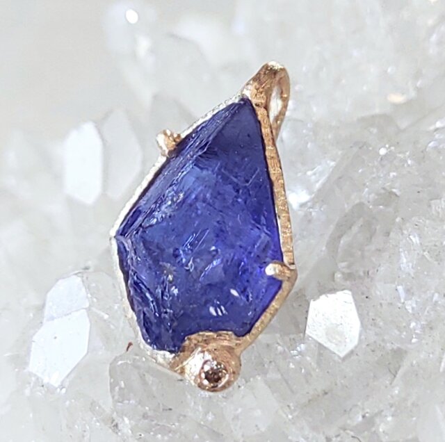 鉱物の表情＊tanzanite K10 top | iichi 日々の暮らしを心地よくするハンドメイドやアンティークのマーケットプレイス