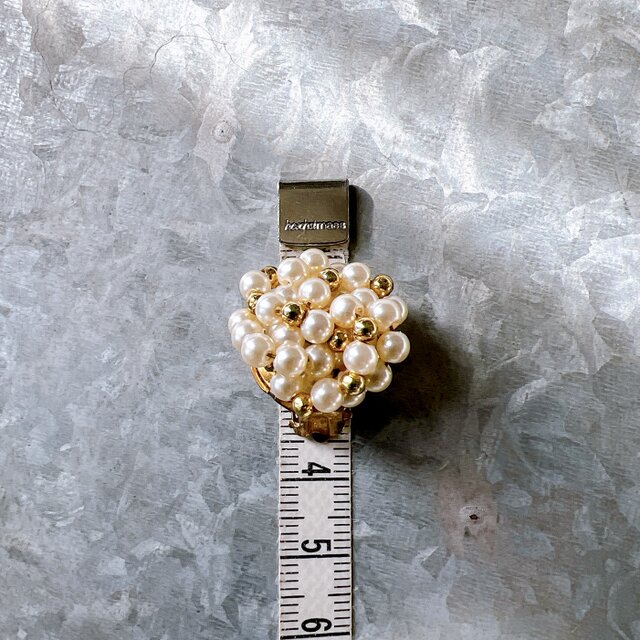 Y1069-ヴィンテージイヤリング U.S.A. Faux pearl and gold bead clusters | iichi 日々の暮らしを心地よくするハンドメイドやアンティークの ...