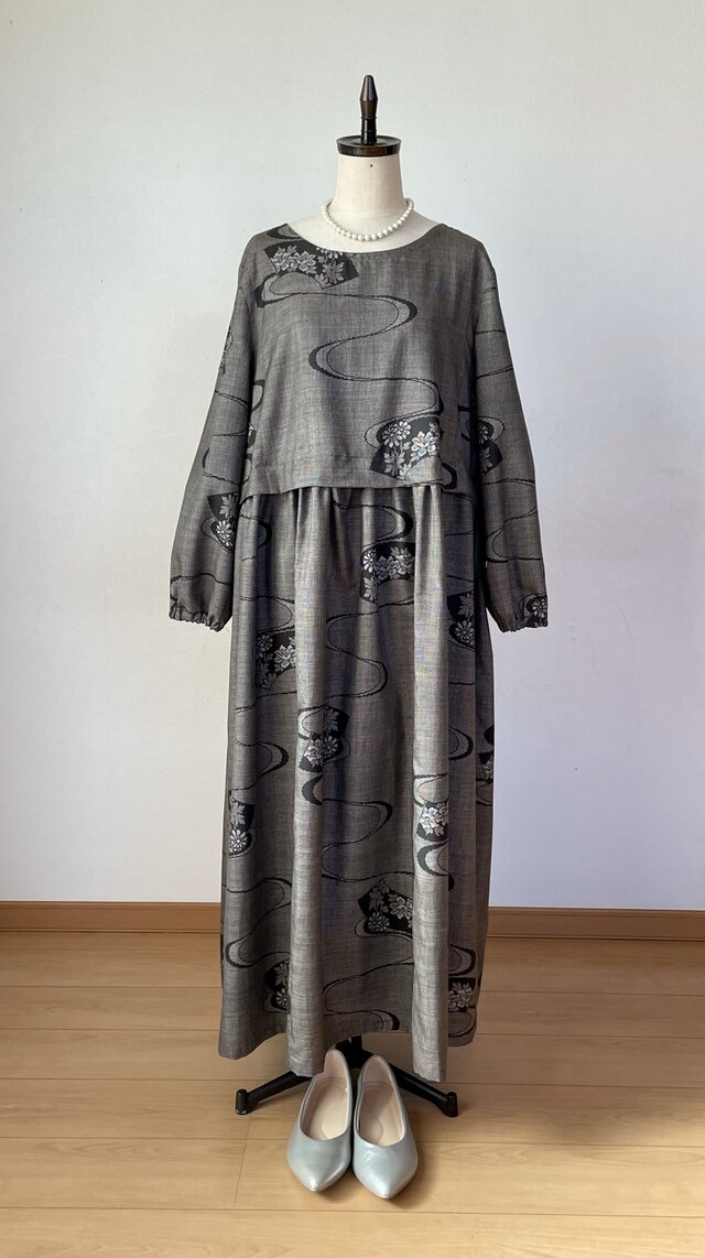 ＊アンティーク着物＊流水に扇模様泥大島紬のタックワンピース（長袖・ゆったりサイズ・5マルキ） | iichi 日々の暮らしを心地よくするハンドメイドやアンティークのマーケットプレイス