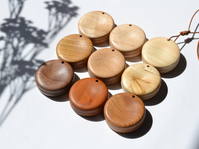 癒しのアロマペンダント、小物入れ「桜材」 #0026-2 | iichi 日々の暮らしを心地よくするハンドメイドやアンティークのマーケットプレイス