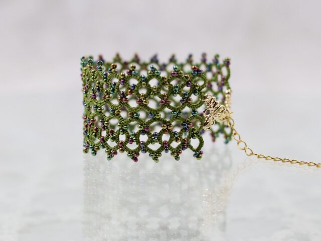 《雑誌anan掲載商品》きらびやかにビーズタティングのブレスレット〜緑〜 | iichi 日々の暮らしを心地よくするハンドメイドやアンティークのマーケットプレイス